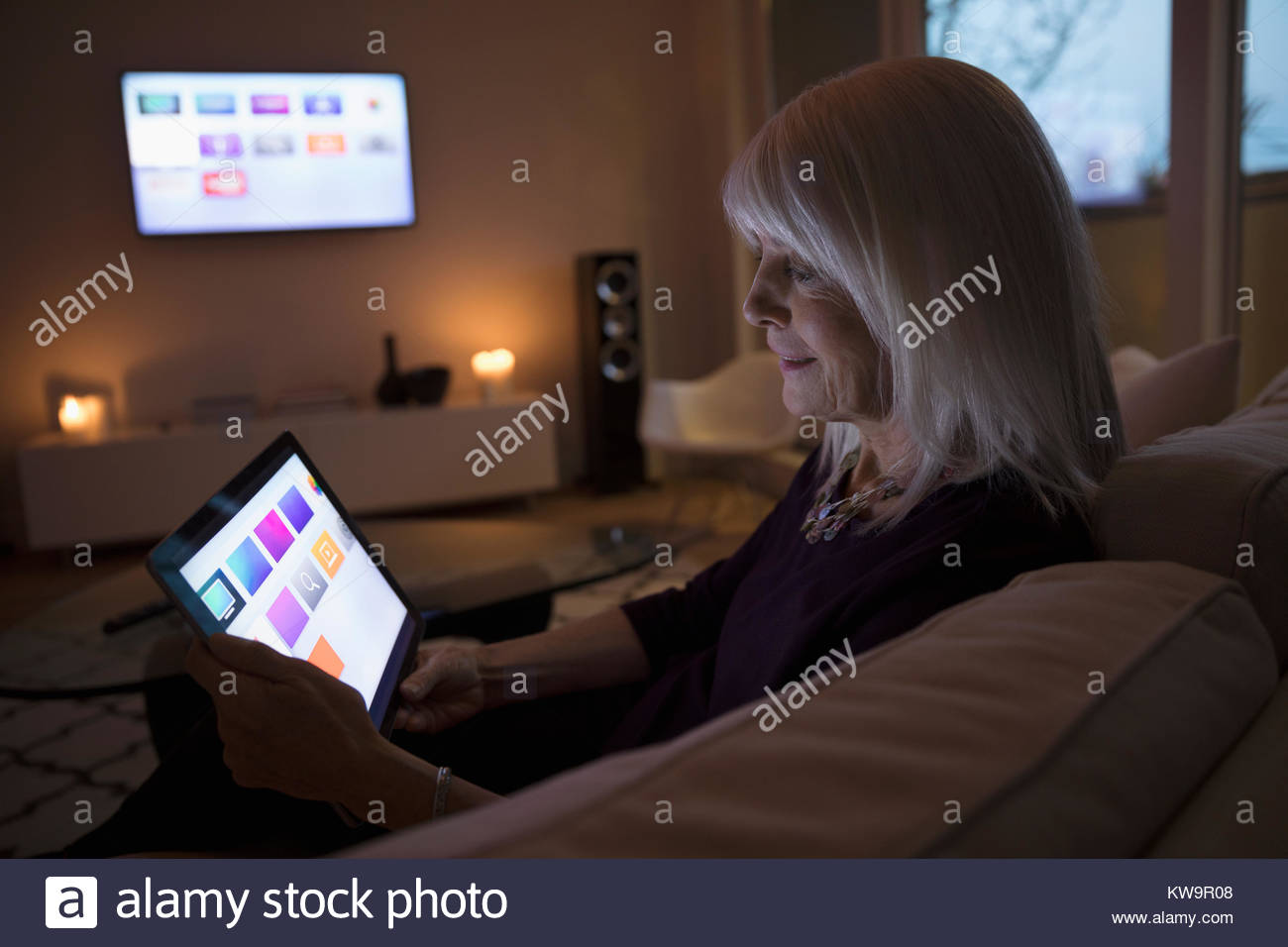 Smart tv hi-res stock photography and images - Alamy