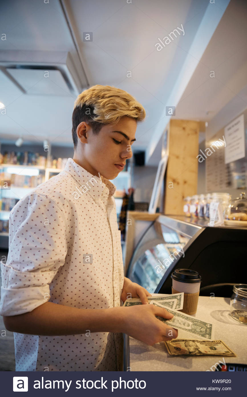 Customer paying bill cash counter hi-res stock photography and images ...