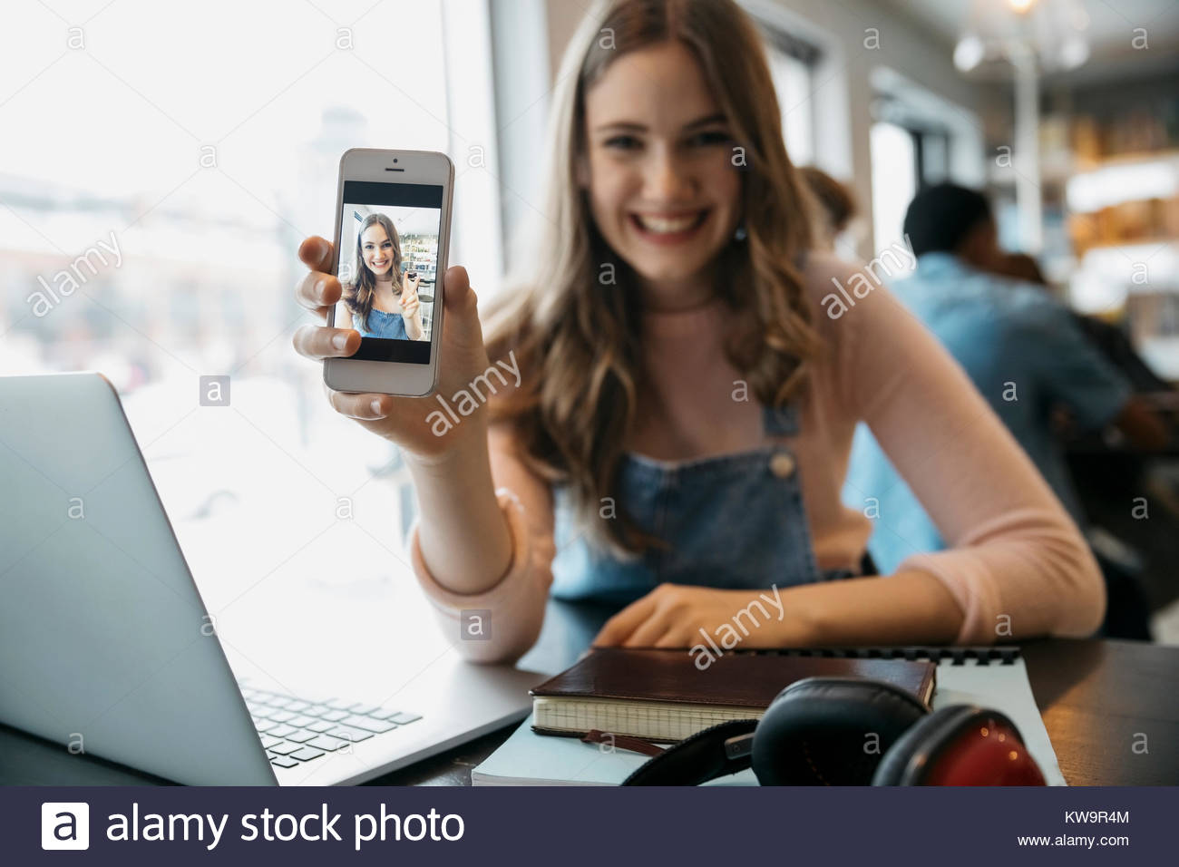 Tween girl on cell phone hi-res stock photography and images - Alamy