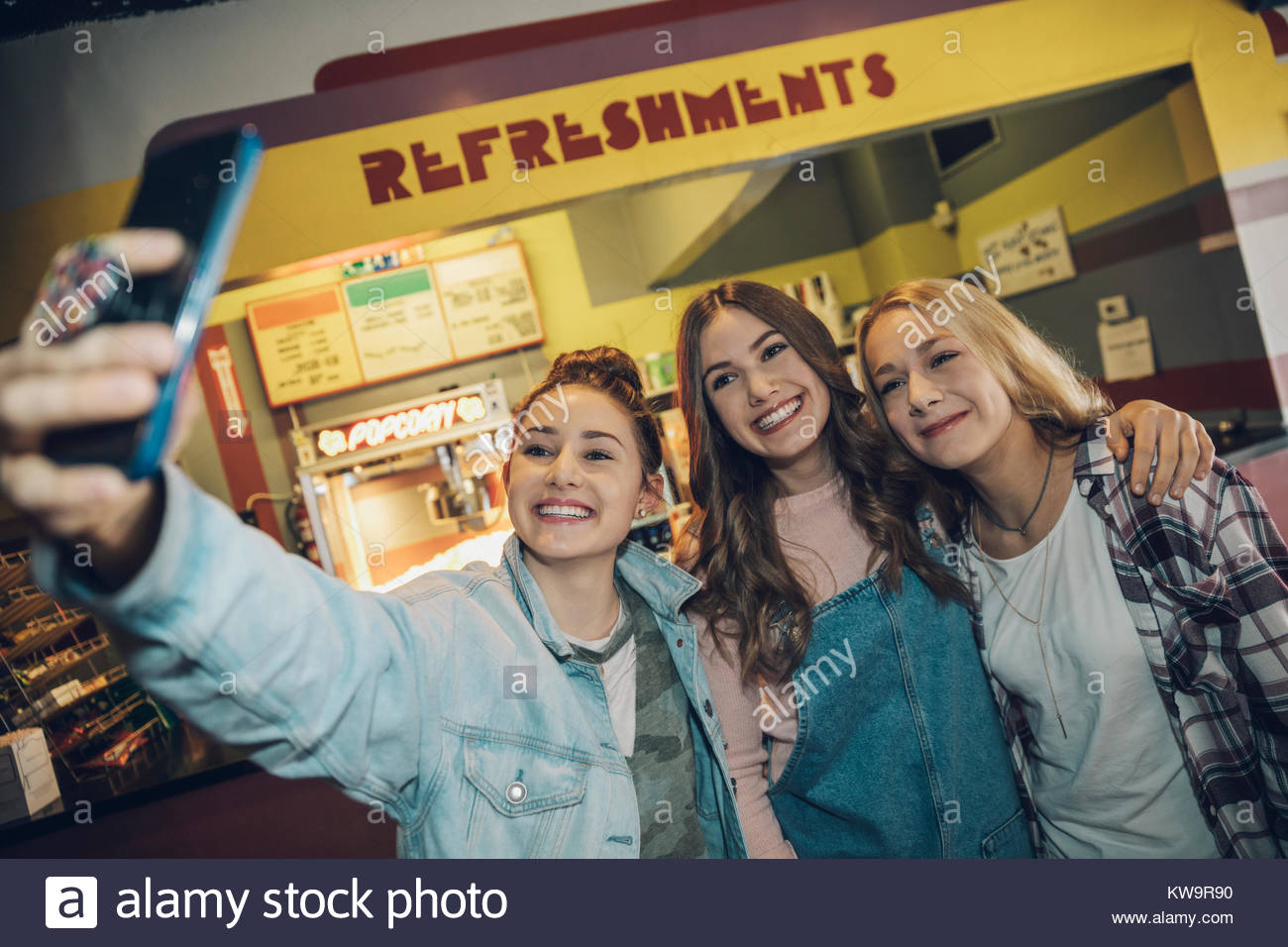 Tween girls movie hi-res stock photography and images - Alamy