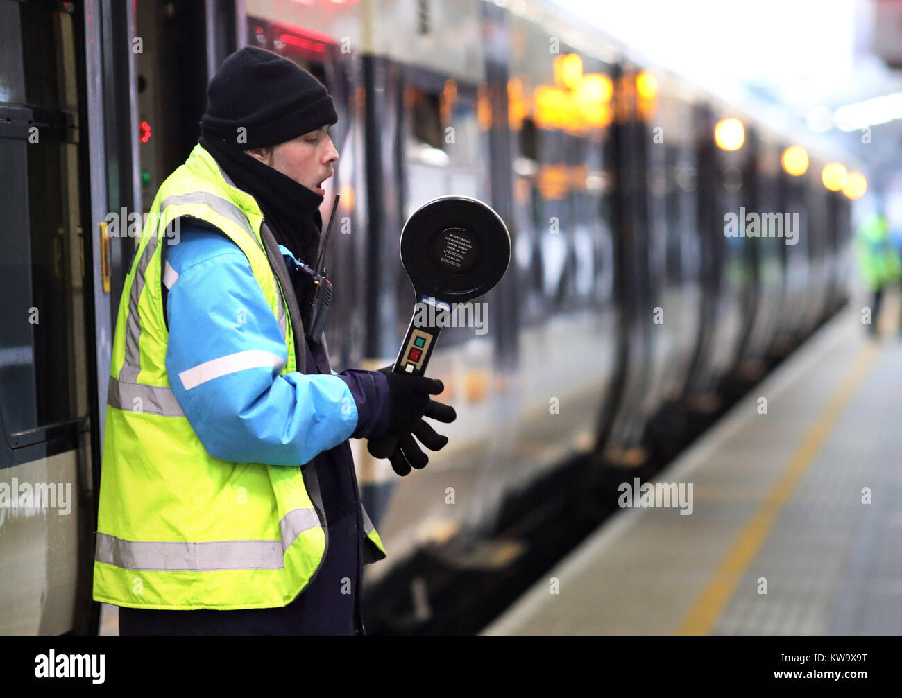 Pic shows: Cold bored guard Back to work January 2nd after holiday ...
