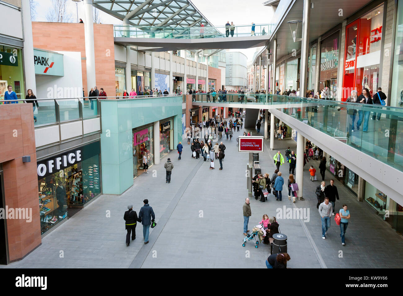 Open air shopping hi-res stock photography and images - Alamy