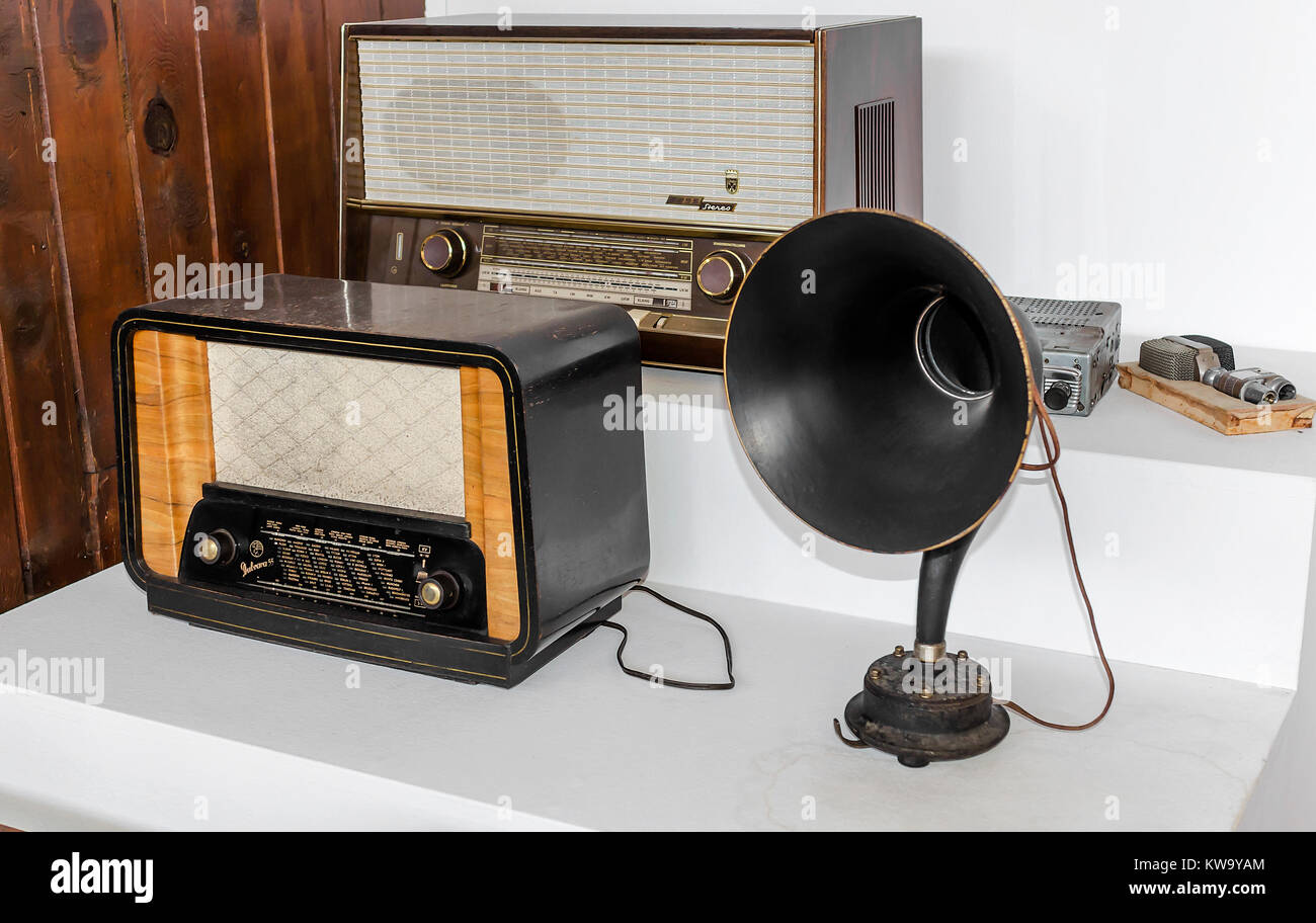Old radio receivers. Museum exhibits Stock Photo - Alamy