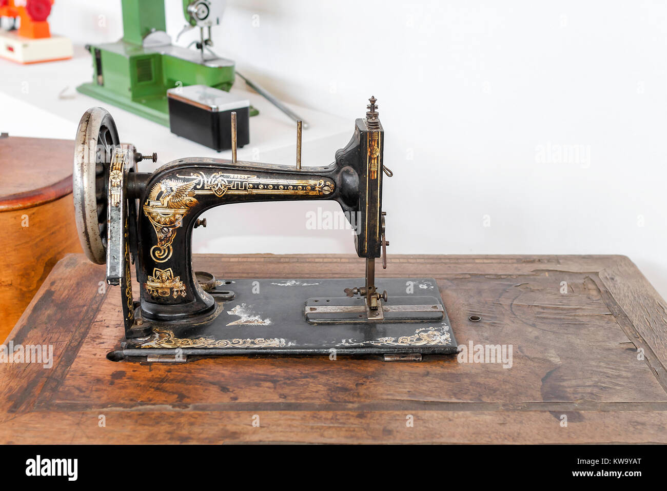 Vintage object sewing machine hi-res stock photography and images - Alamy
