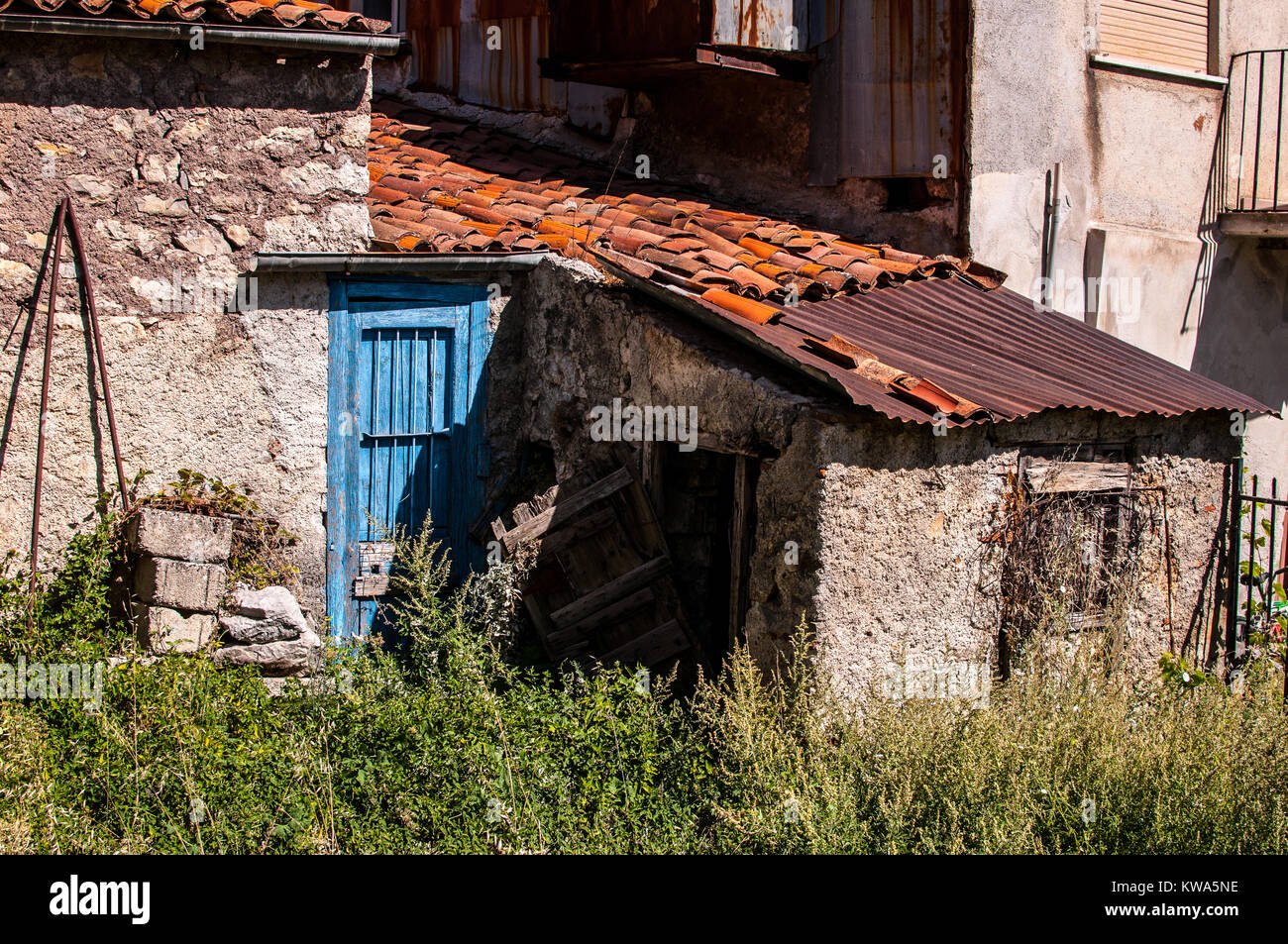 House in disrepair hi-res stock photography and images - Alamy
