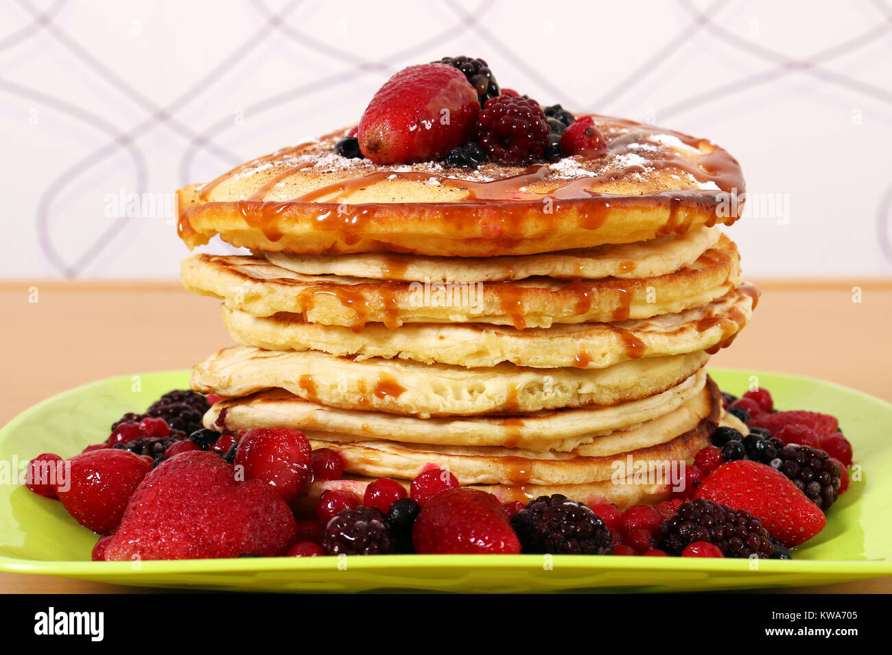 Stack pancakes berries syrup hi-res stock photography and images - Alamy