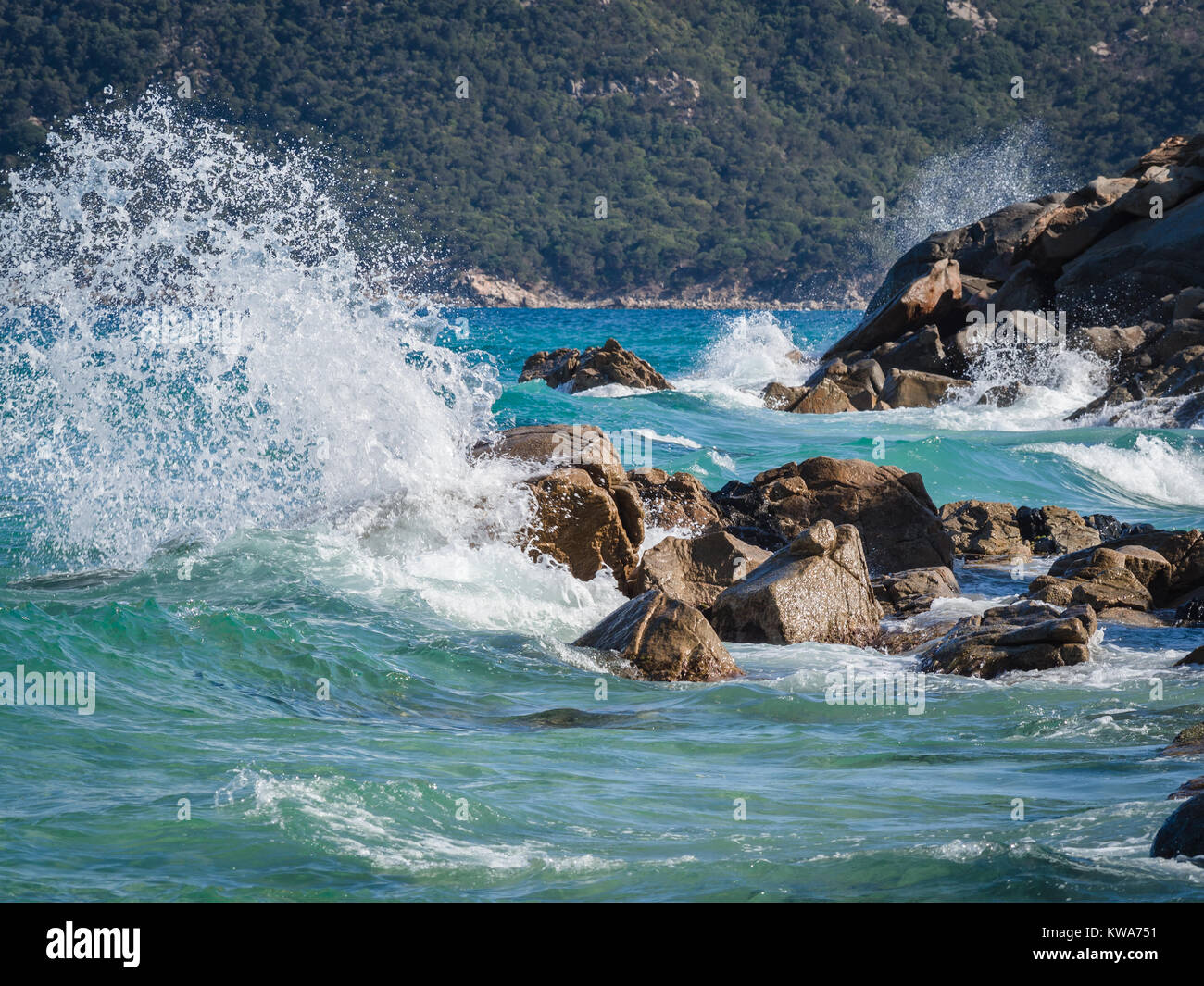 Wave exploding on rocks hi-res stock photography and images - Alamy