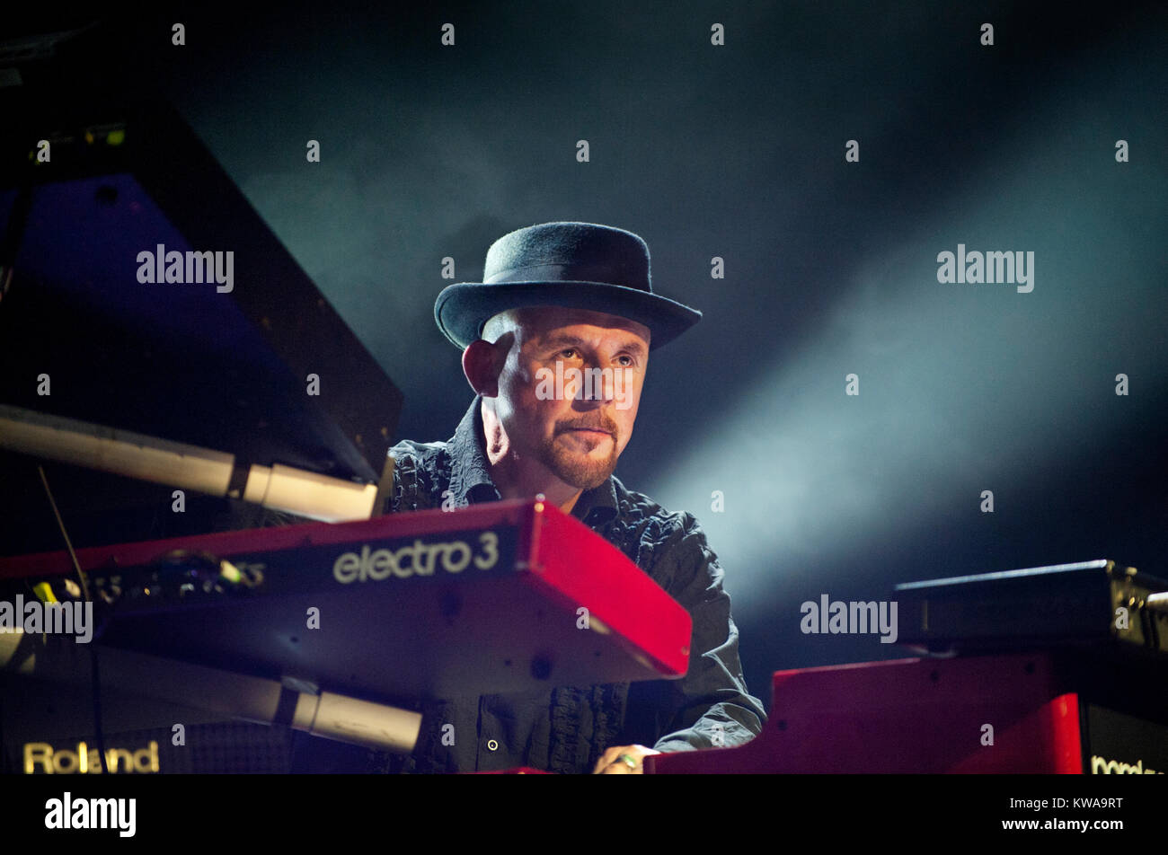 Keyboard player hi-res stock photography and images - Alamy