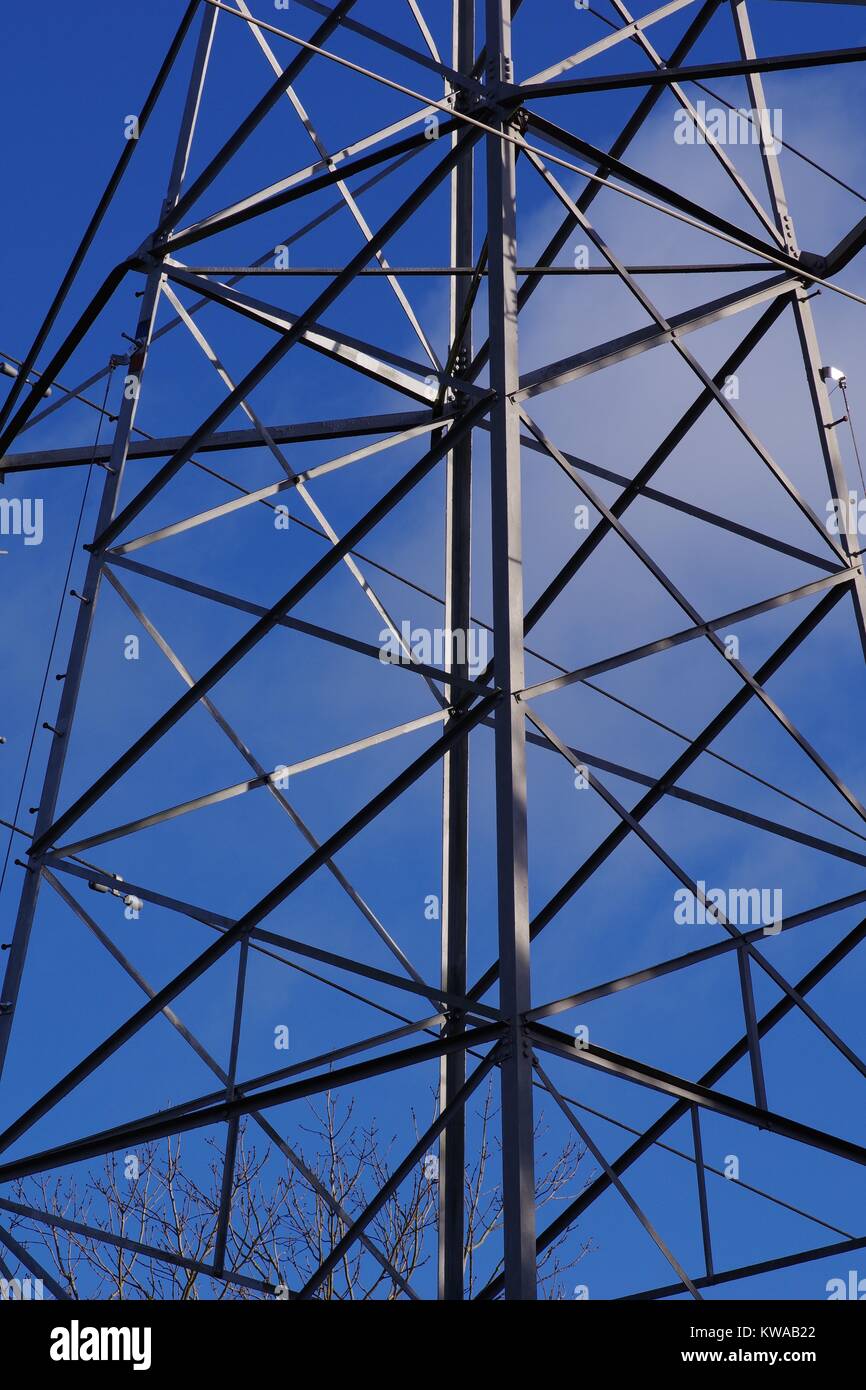 Pylon supporting electricity cables hi-res stock photography and images ...