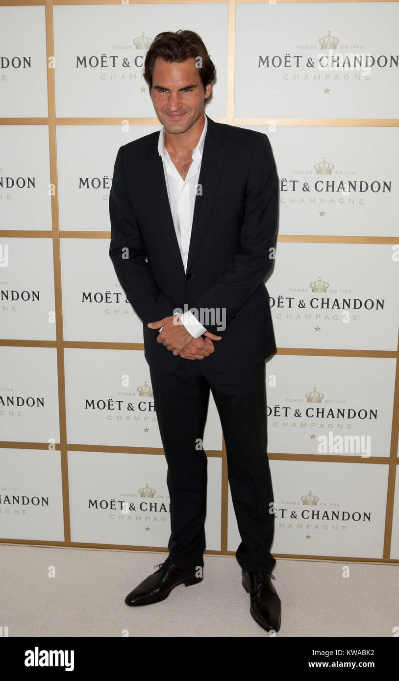 Roger federer arrives moet chandon hi-res stock photography and images ...