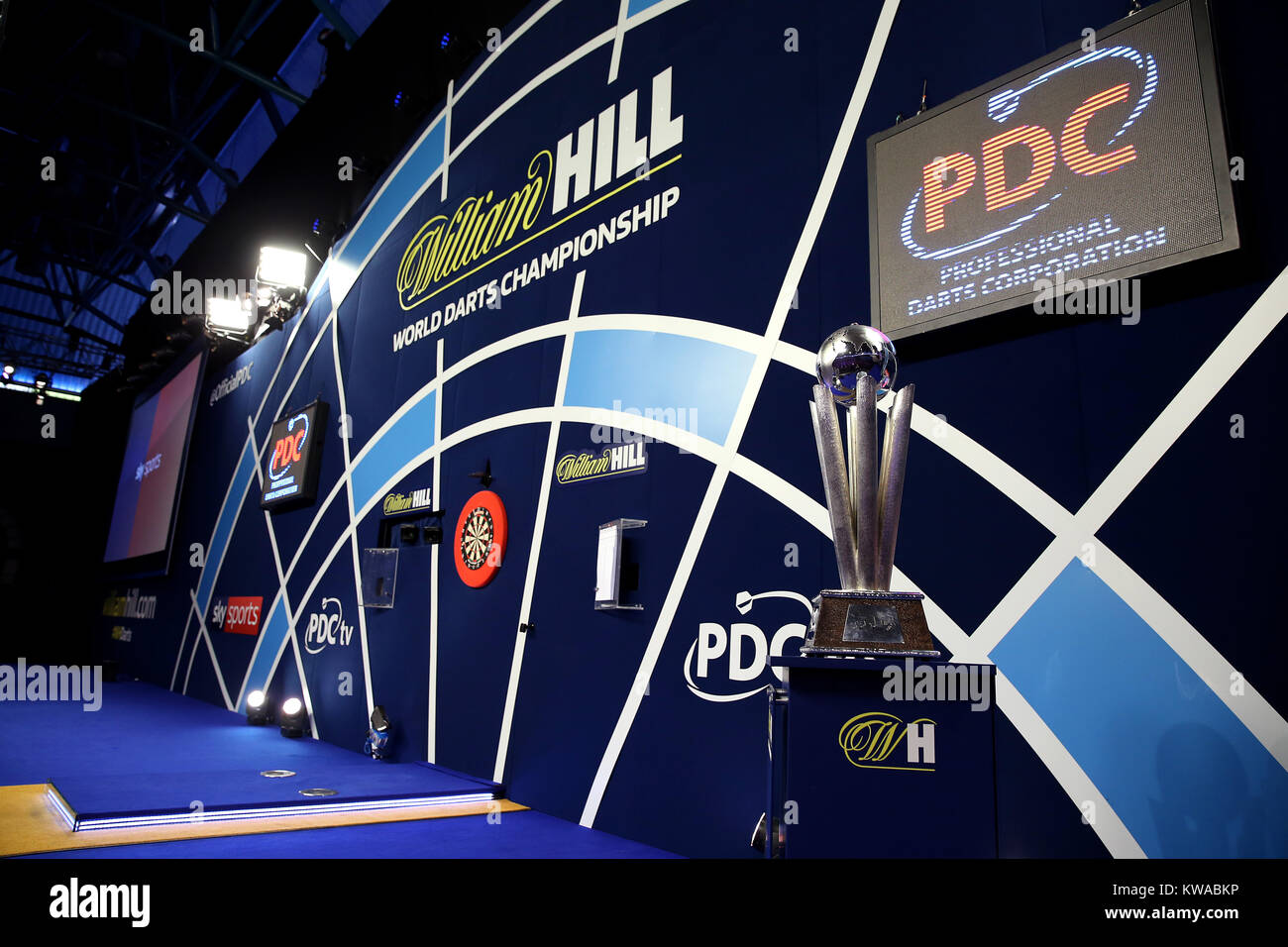 Darts world championship trophy hi-res stock photography and images - Alamy