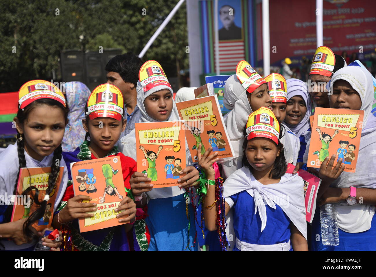 Dhaka, Bangladesh. 1st Jan, 2018. Bangladeshi School students rise up ...