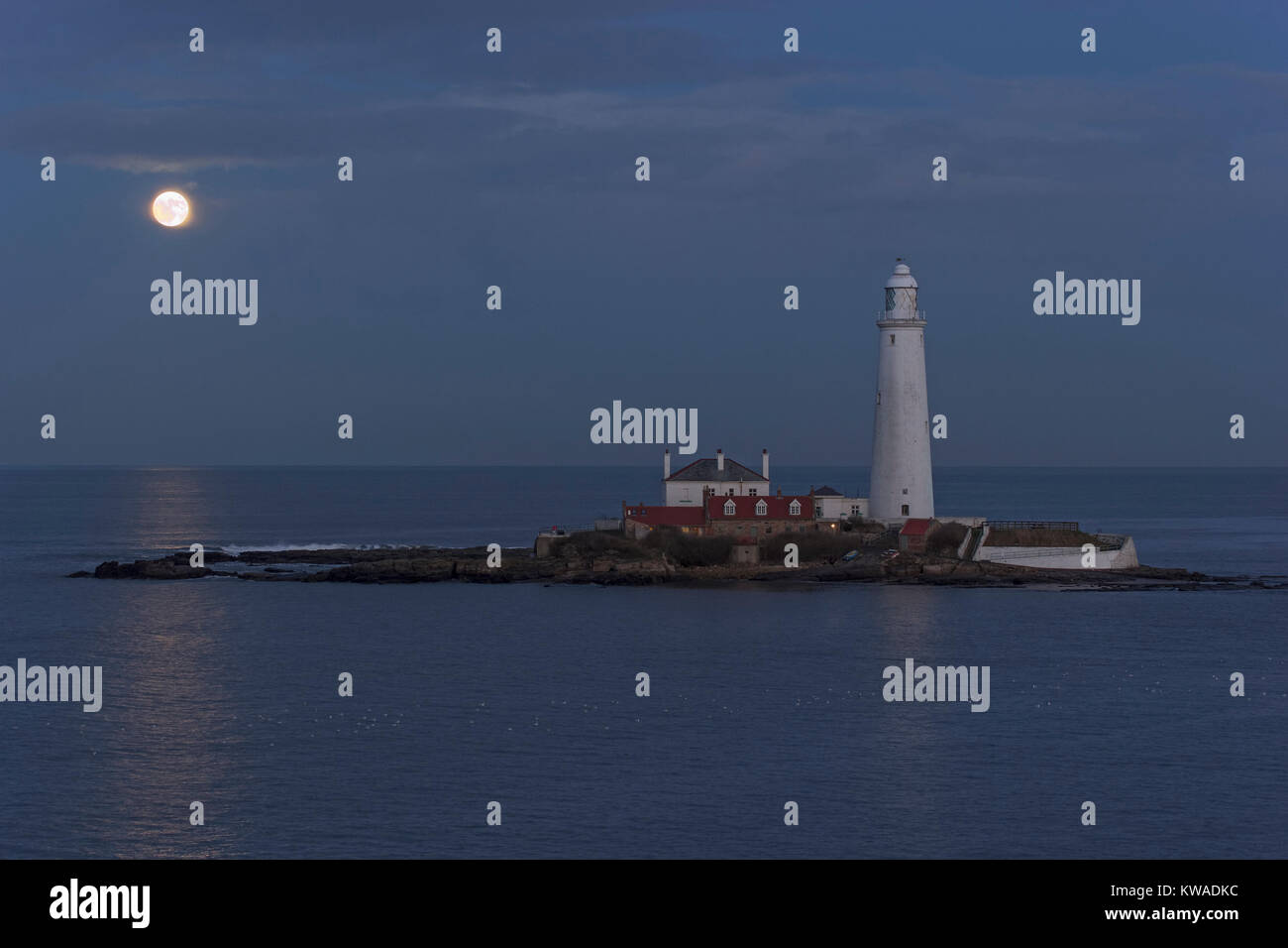 Whitley Bay, UK. 1st Jan, 2018. UK Weather. The first super moon of the ...