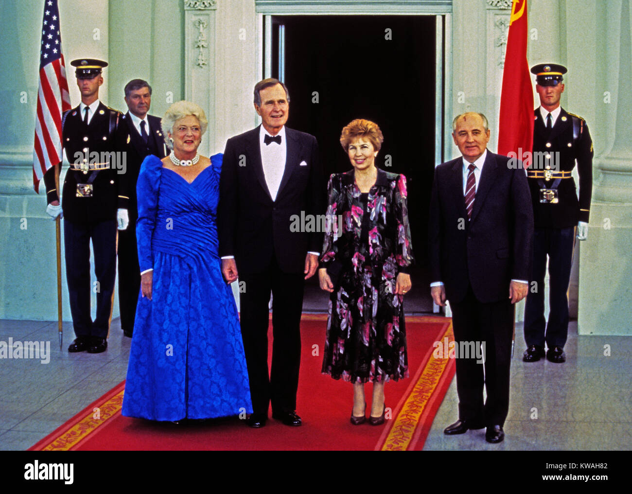 Barbara bush white house 1990 hi-res stock photography and images - Alamy