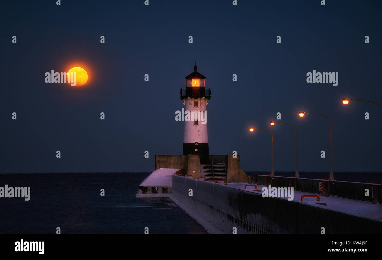 Super Moon 2018 January 1 over Lake Superior above horizon at Canal ...