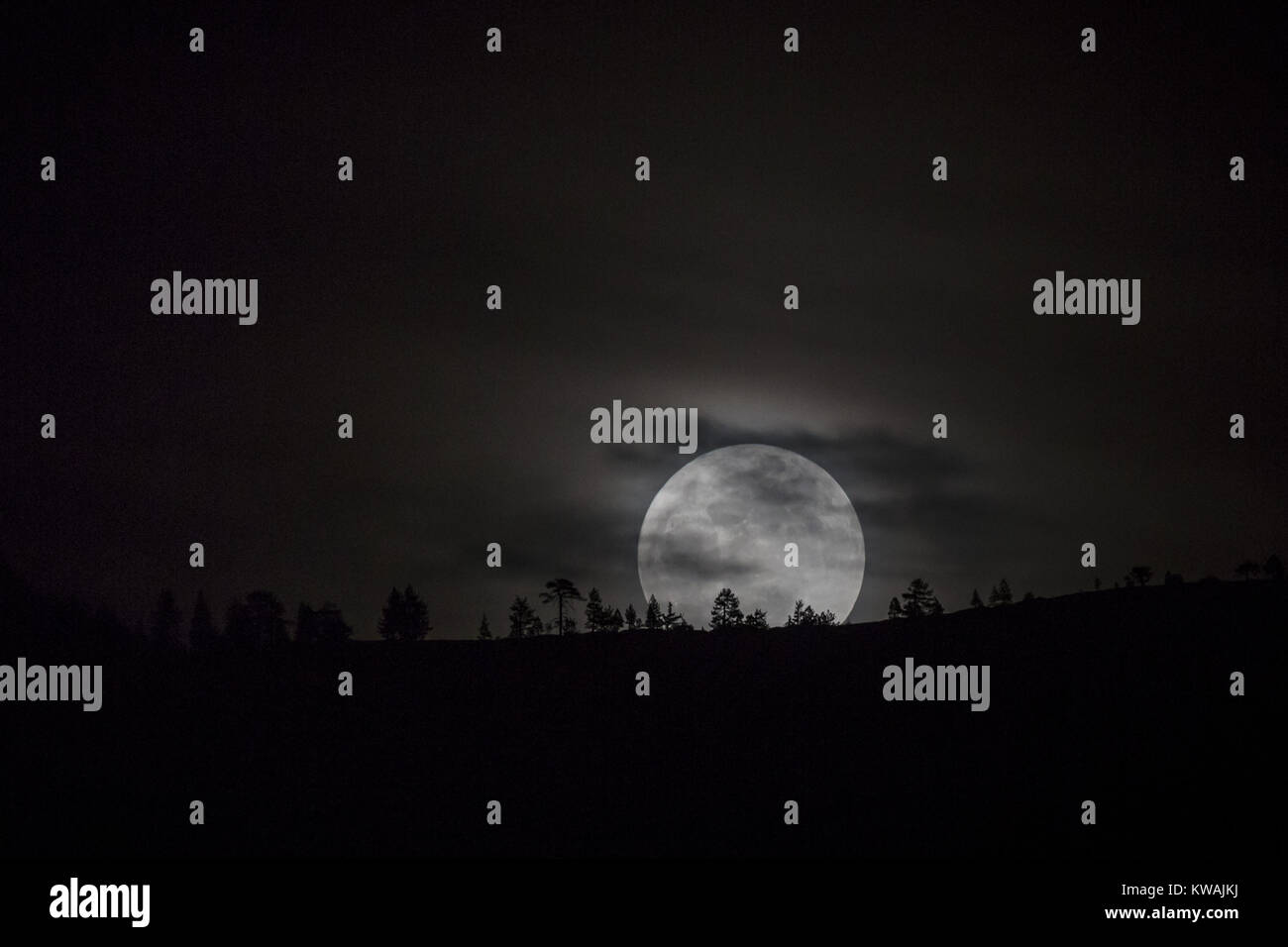 Yosemite national park full moon hi-res stock photography and images ...