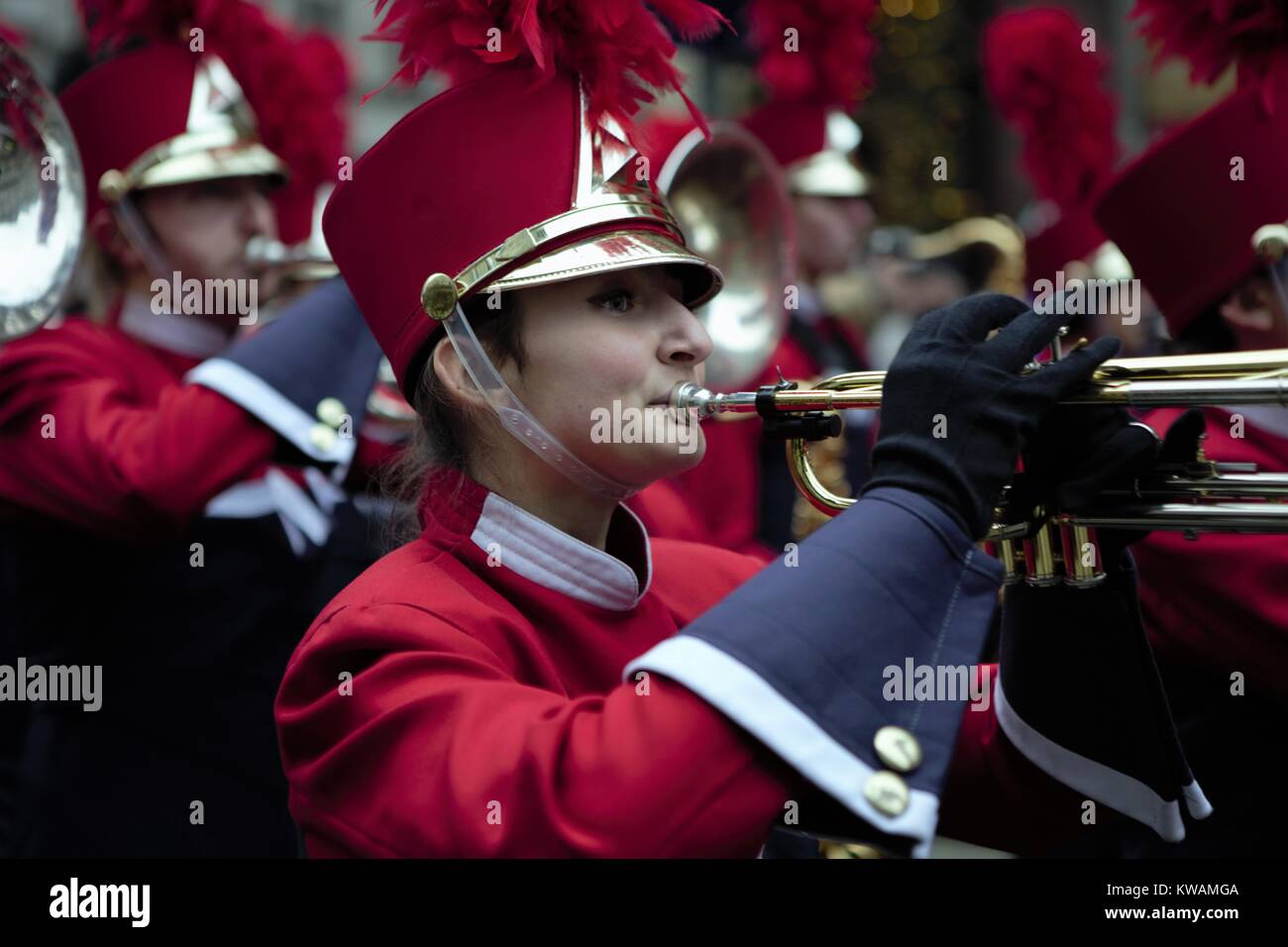 London New Year's Parade 2018 - Dancers, acrobats, cheerleaders ...