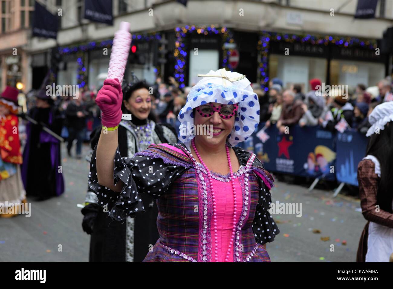 London New Year's Parade 2018 - Dancers, acrobats, cheerleaders ...