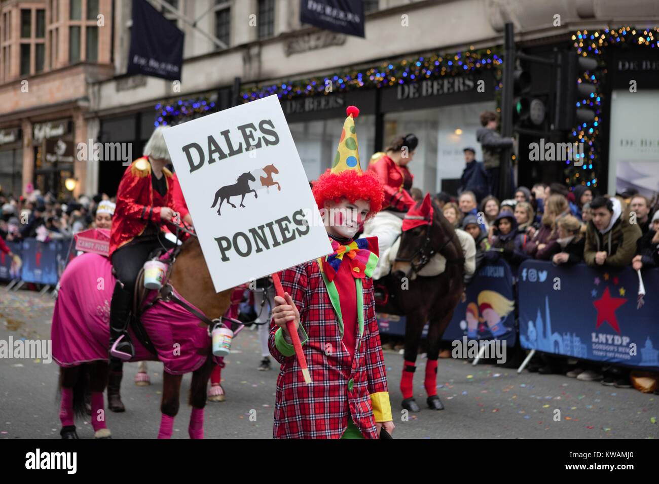 London New Year's Parade 2018 - Dancers, acrobats, cheerleaders ...