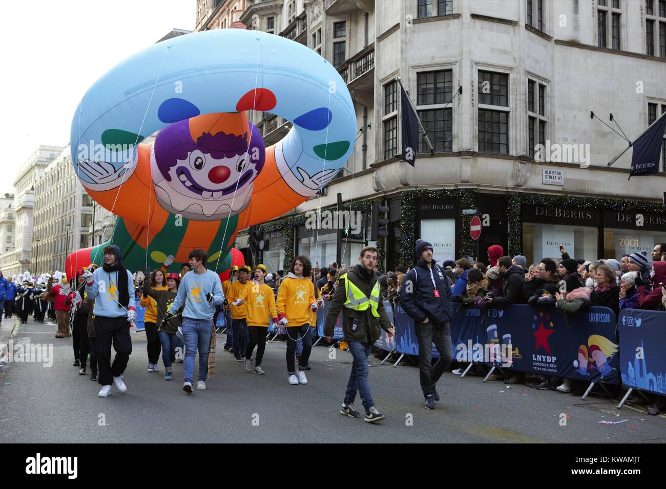 London New Year's Parade 2018 - Dancers, acrobats, cheerleaders ...
