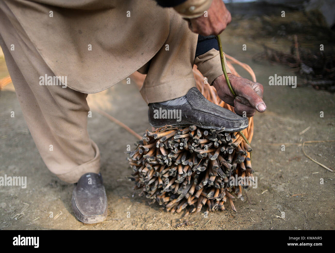 (180102) -- SRINAGAR, Jan. 2, 2018 (Xinhua) -- A Kashmiri man ties a ...