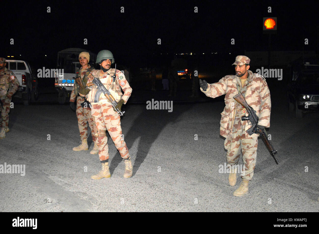 Quetta, Pakistan. 2nd Jan, 2018. Pakistani soldiers arrive at an attack ...