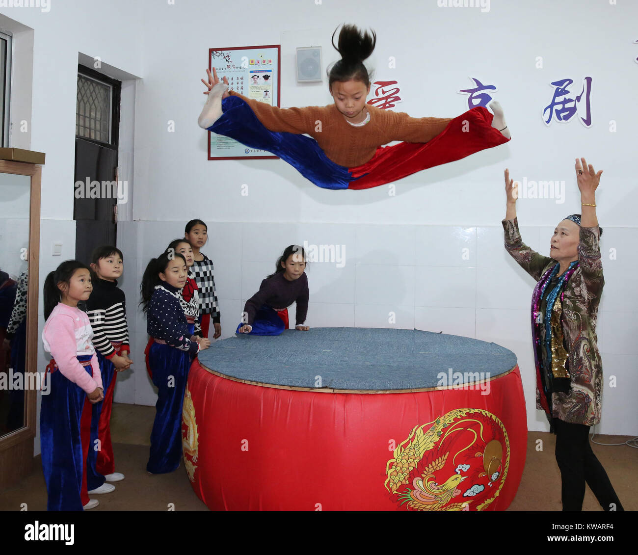 China opera kids hi-res stock photography and images - Alamy