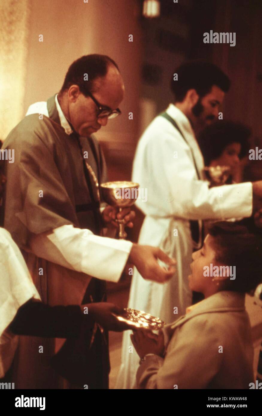 Receiving communion catholic hi-res stock photography and images - Alamy