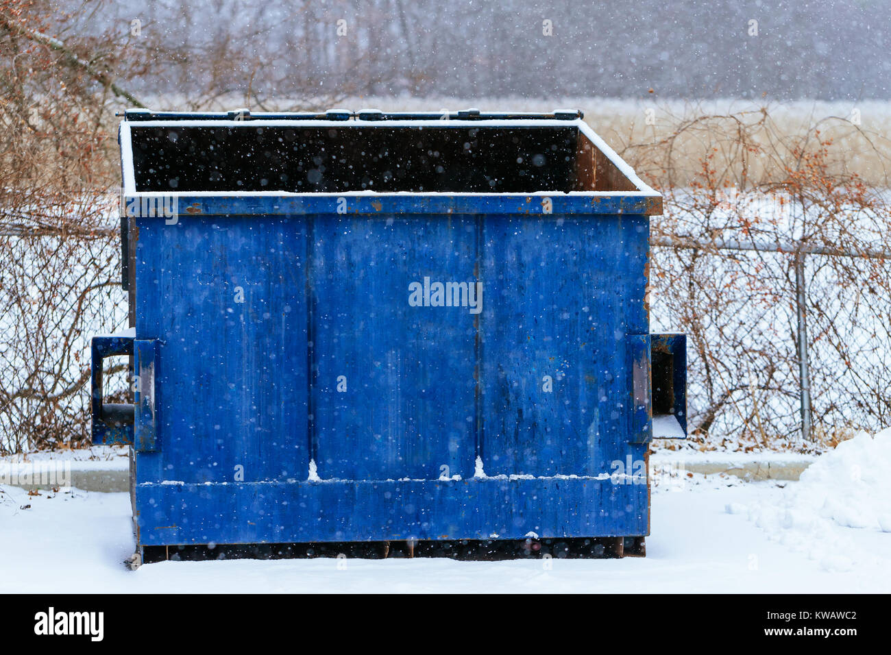 Trash bin at the side of street in winter with lip open Stock Photo - Alamy