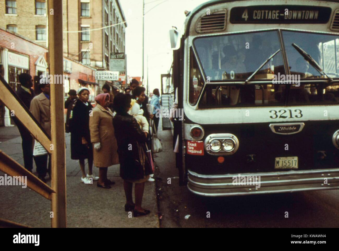 Usa 1900s bus stop hi-res stock photography and images - Alamy