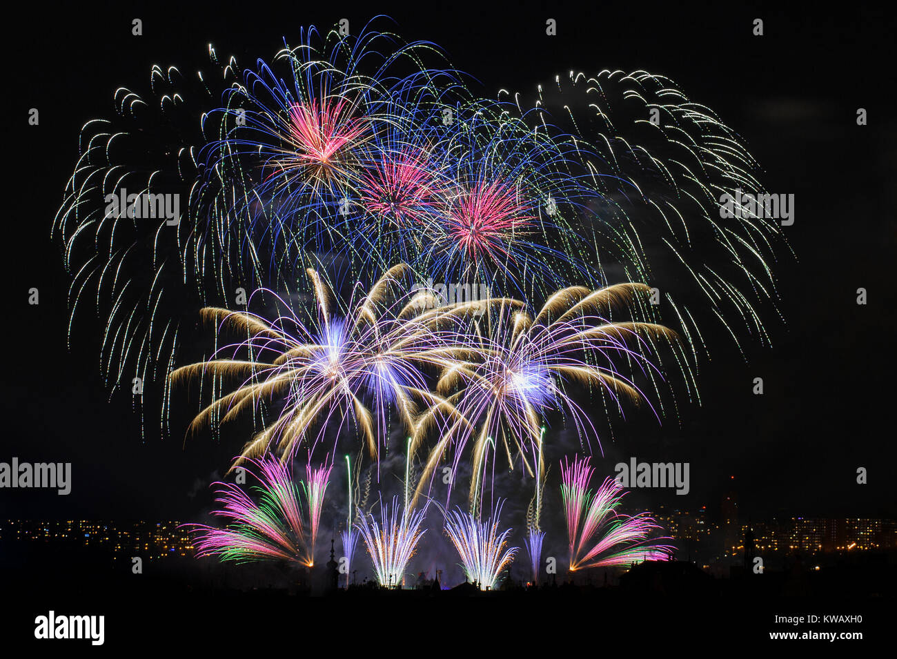 Big fireworks above city hi-res stock photography and images - Alamy