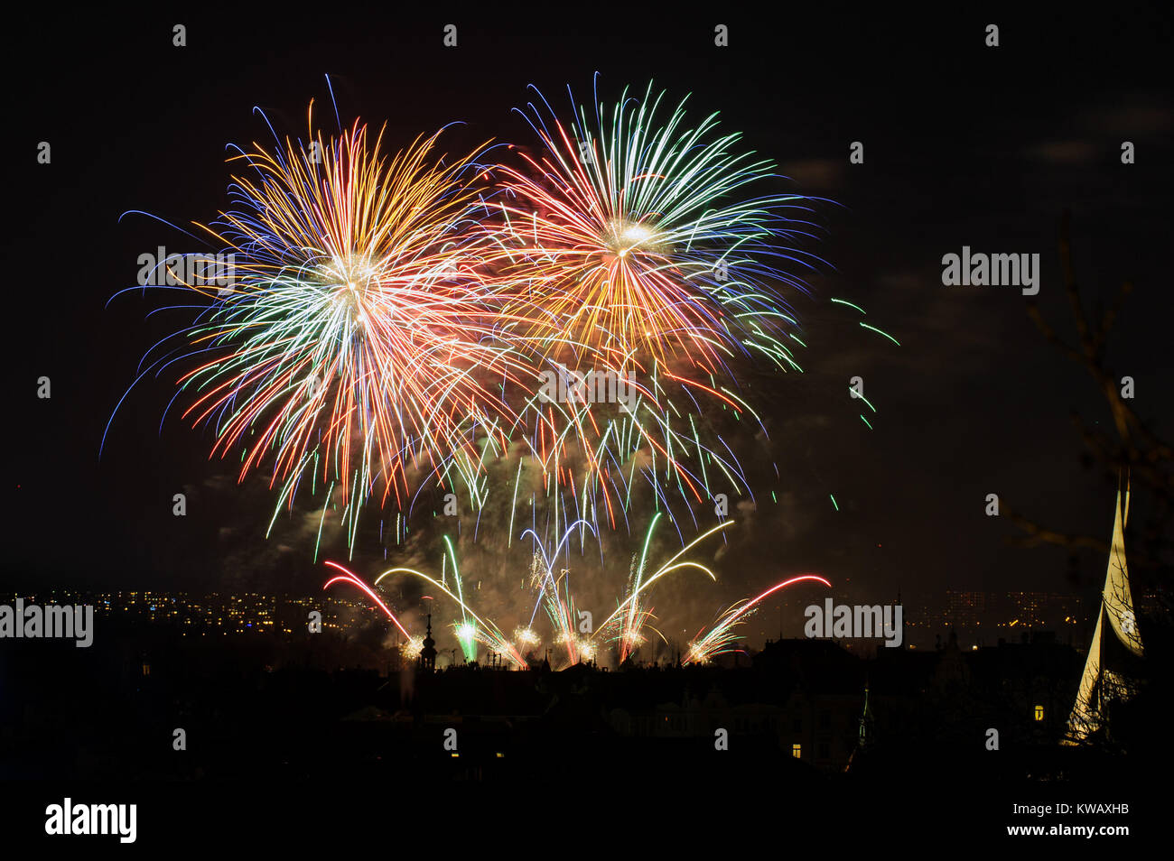 Big fireworks above city hi-res stock photography and images - Alamy