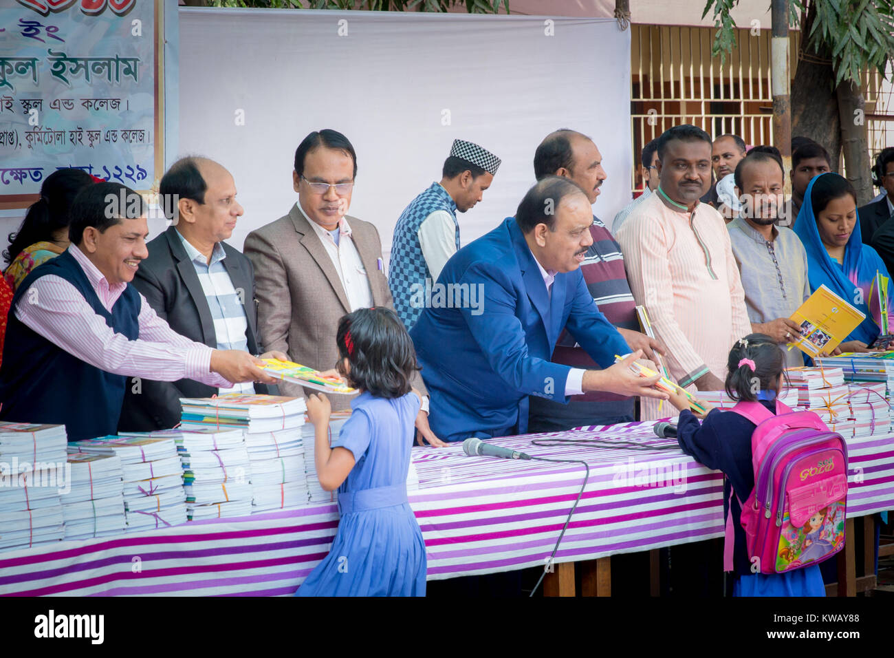 Textbook distribution hi-res stock photography and images - Alamy