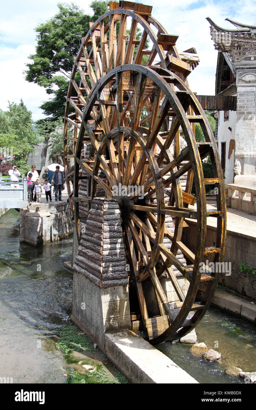 Big wooden wheel in the center of Lijiang, China Stock Photo - Alamy