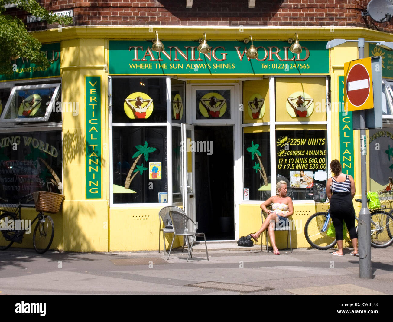 Sunbathe sunbathing hi-res stock photography and images - Alamy