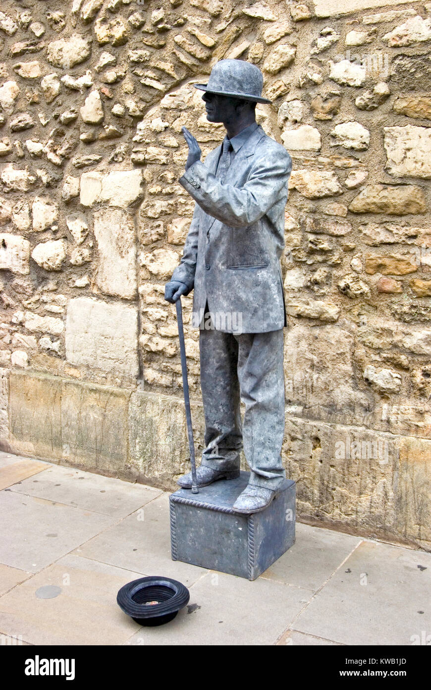 Living statue busker hi-res stock photography and images - Alamy