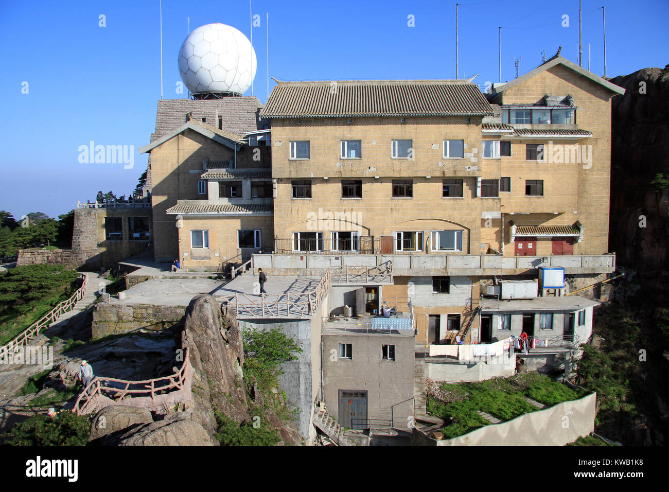 Building of meteorology station ion the top of Huangshan mountain ...