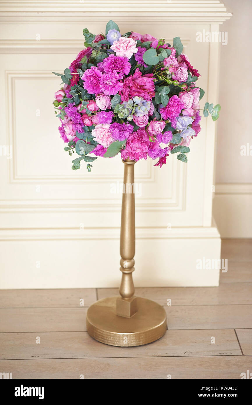 Wedding table composition with rose flowers Stock Photo - Alamy