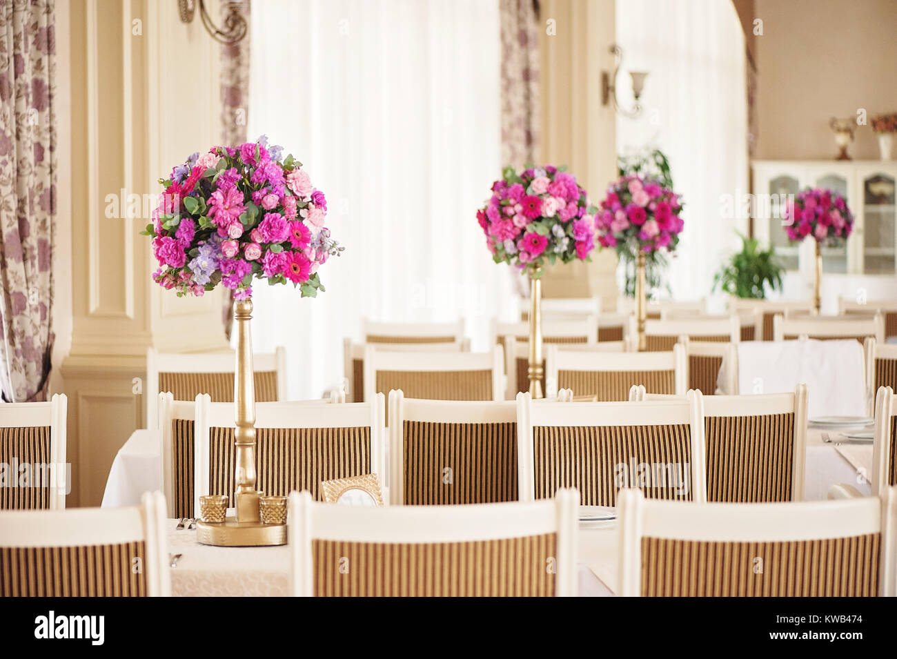 Wedding table composition with rose flowers Stock Photo - Alamy