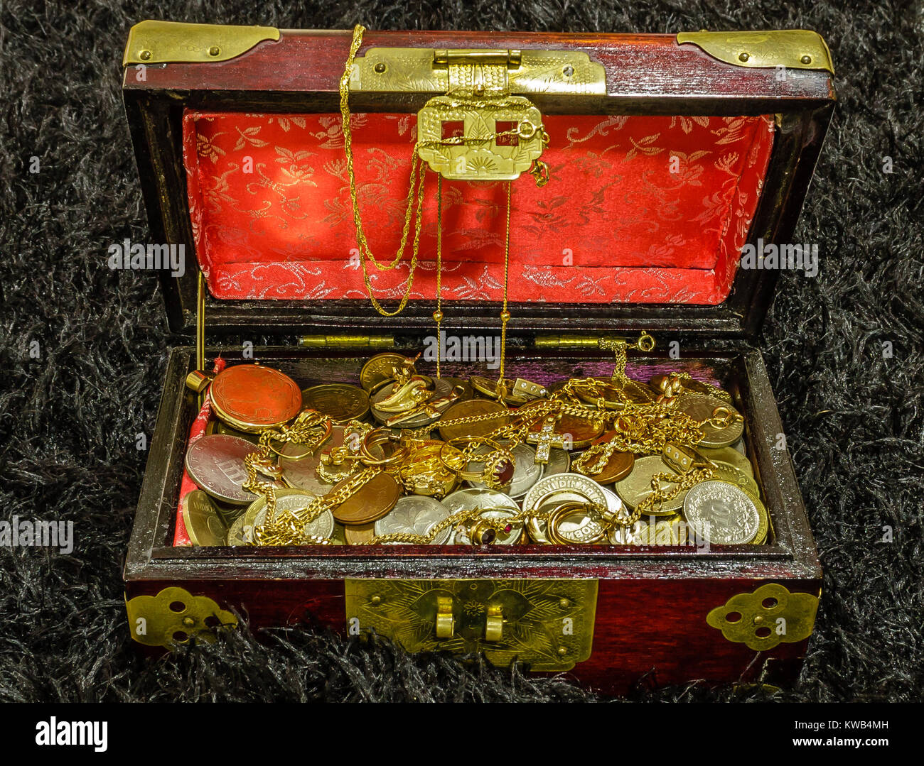 Treasure chest filled gold coins hi-res stock photography and images ...