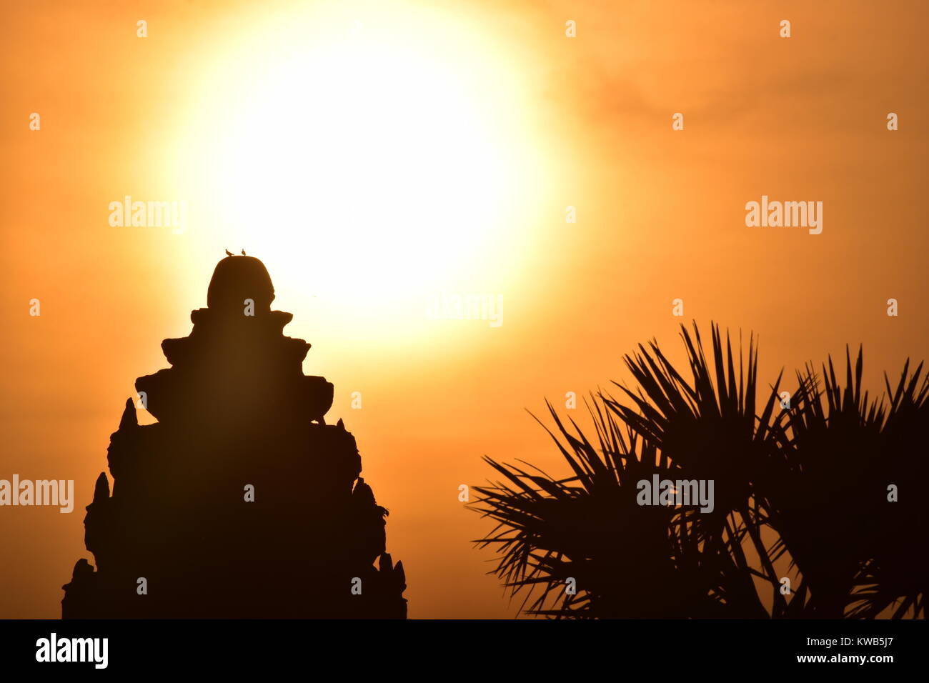 Sun rises in the east hi-res stock photography and images - Alamy