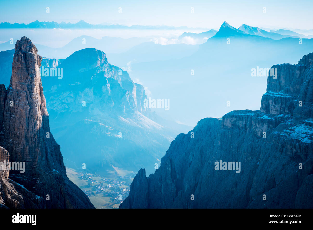 Cortina hi-res stock photography and images - Alamy