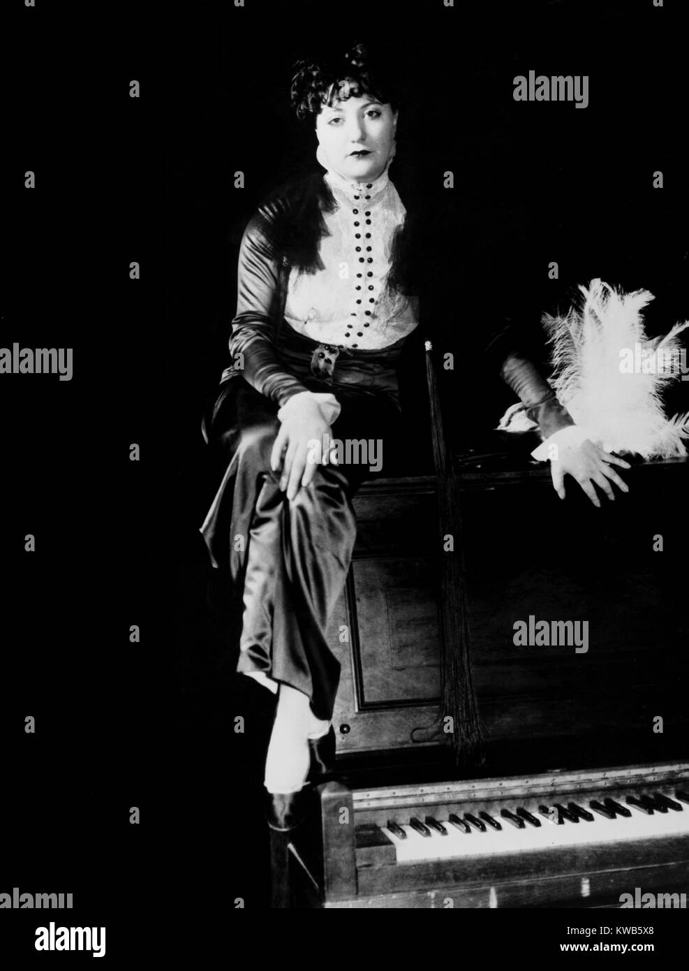 SHOW BOAT, Helen Morgan, 1927 Stock Photo - Alamy