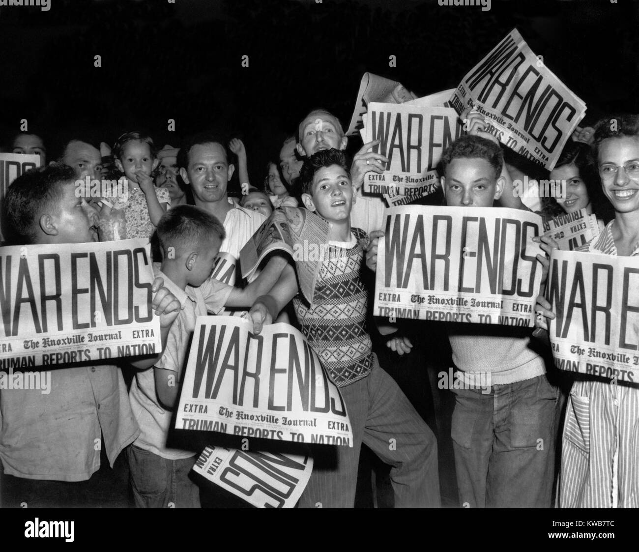 World war ends newspaper hi-res stock photography and images - Alamy