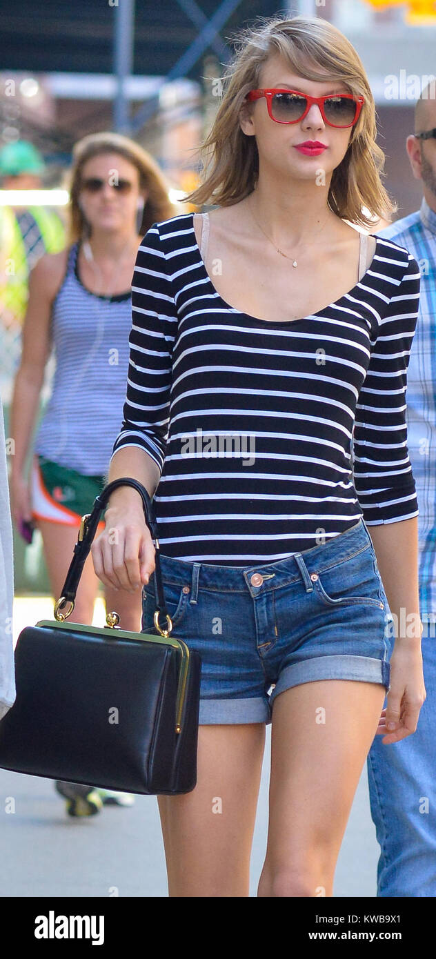 NEW YORK, NY - APRIL 12: Taylor Swift walk sin Tribeca after working ...