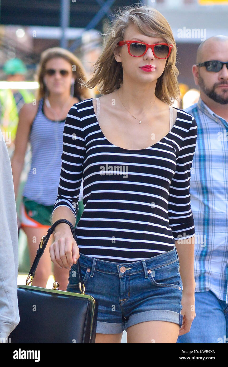 NEW YORK, NY - APRIL 12: Taylor Swift walk sin Tribeca after working ...