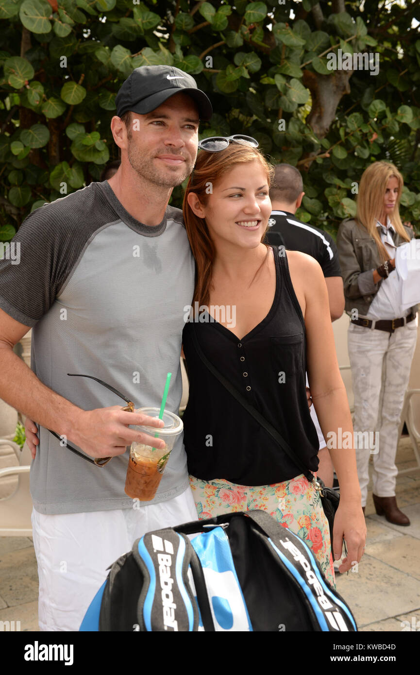 BOCA RATON, FL - NOVEMBER 15: Scott Foley Marika Dominczyk participates ...