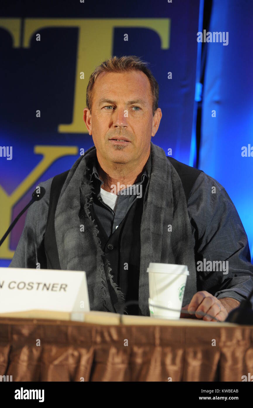 Draft day 2014 kevin costner hi-res stock photography and images - Alamy