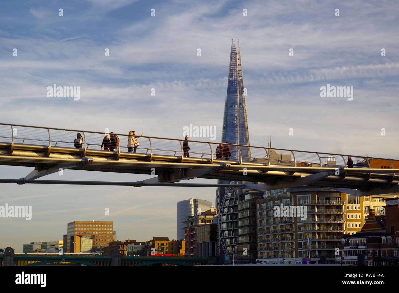 London thames tower bridge 2000 hi-res stock photography and images - Alamy