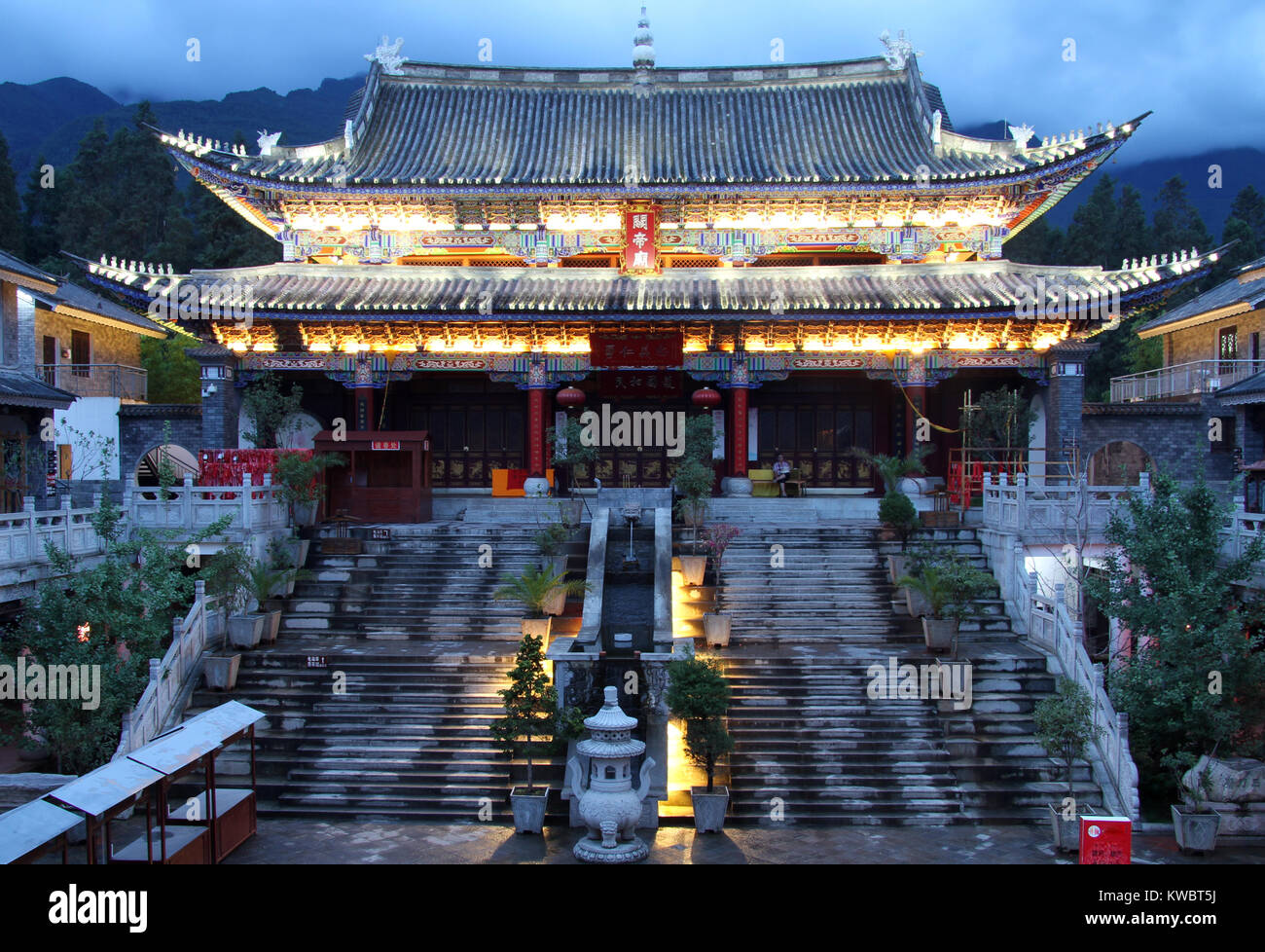 Buddhist temple at night hi-res stock photography and images - Alamy